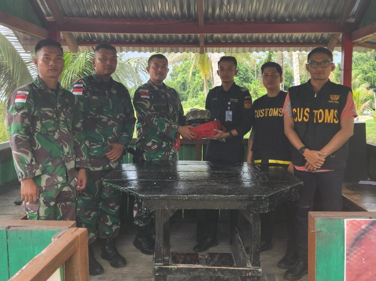 Patroli Gabungan Sinergitas Satgas Pamtas RI-PNG Yonif 132/BS dan Bea Cukai Wilker Skouw ...