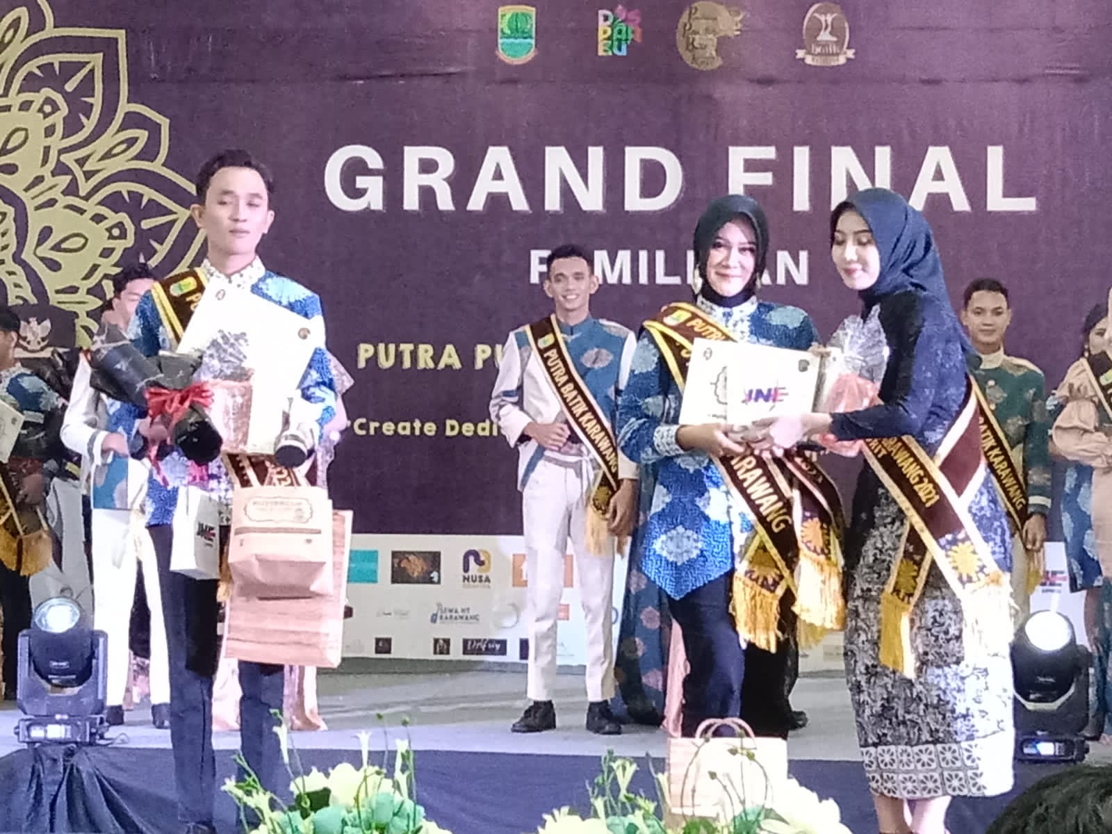 Tampil Menawan, Mahasiswi UBP Karawang Raih Juara Favorit Putra-putri Batik | Fakta Jabar