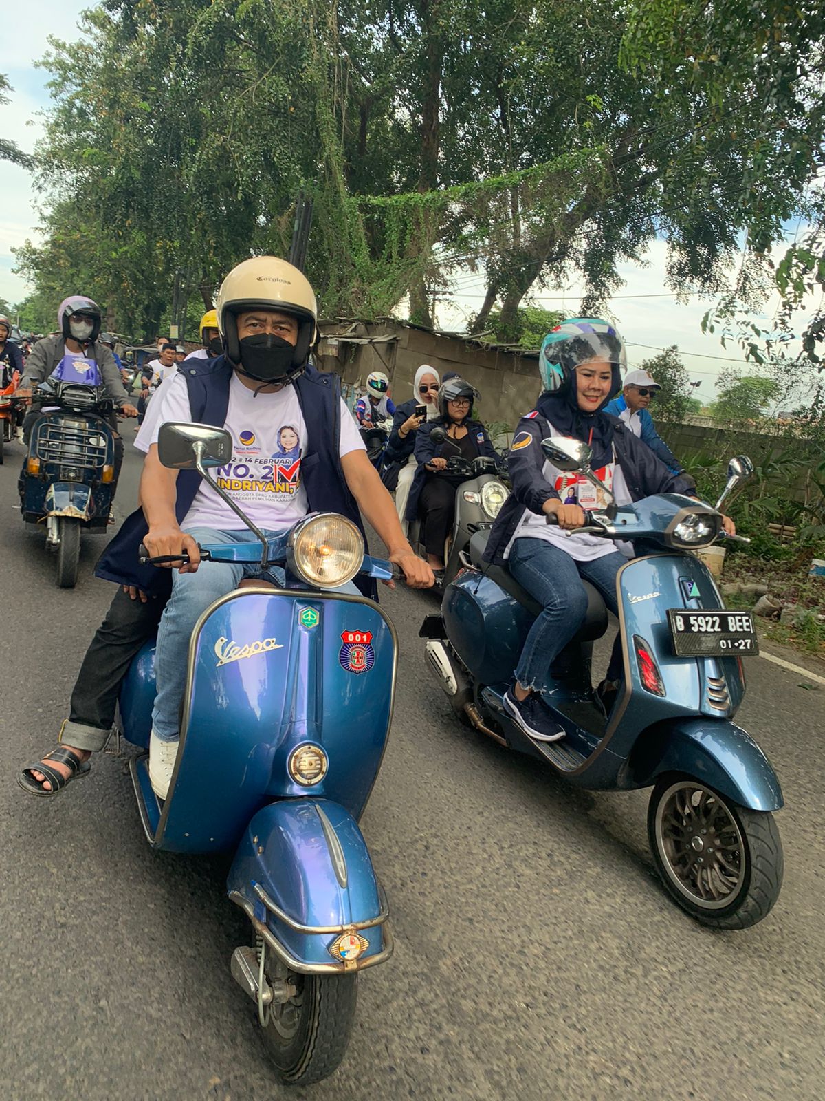 Gaya Unik ! Indriyani,MH Daftar Caleg ke KPU dengan Naik Vespa | Fakta ...