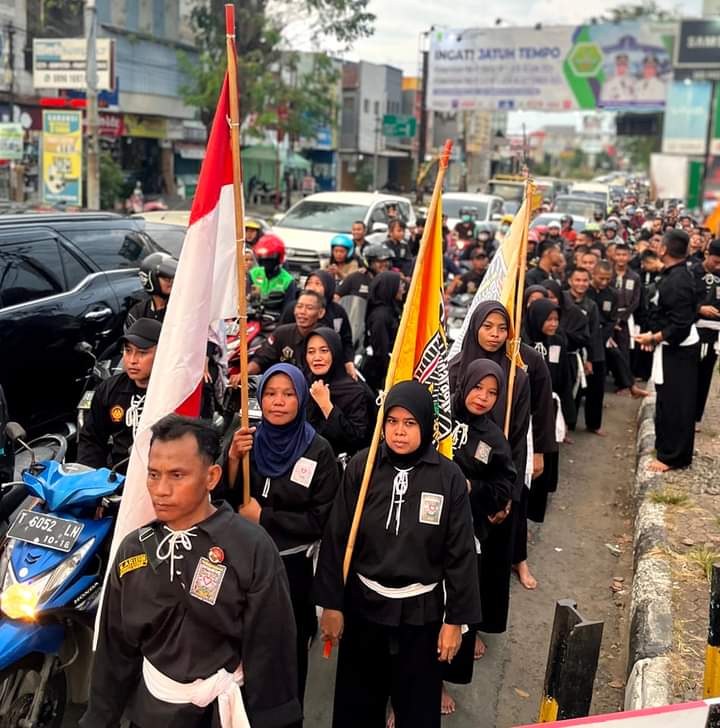 Ratusan Pendekar PSHT Keliling Kota Karawang, Ada Apa? Yuk Baca ...