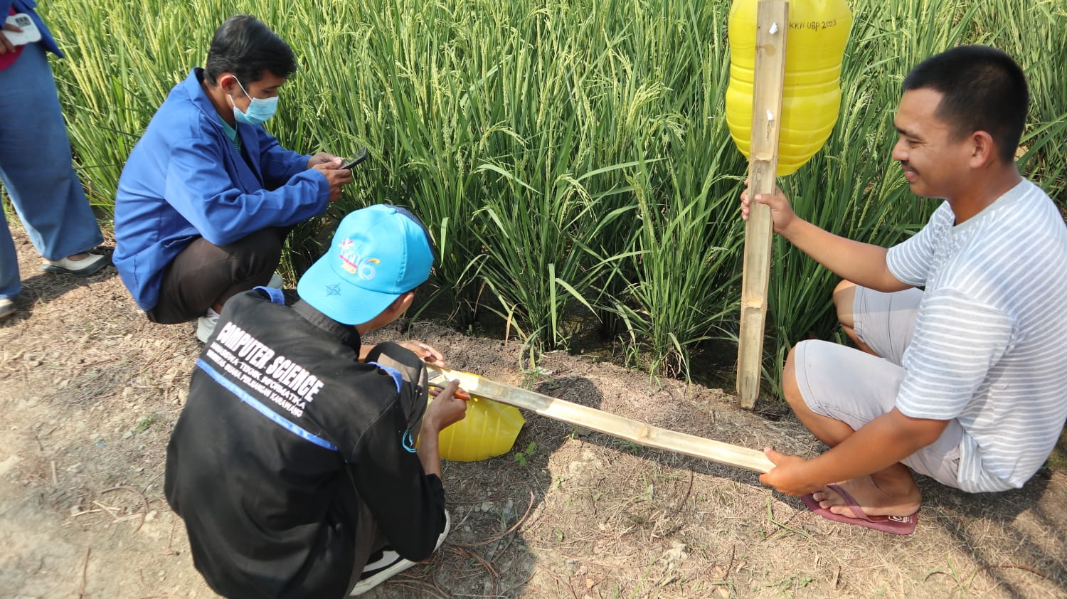 Mahasiswa KKN UBP Karawang Melakukan Pembuatan Alat Likat Kuning ...