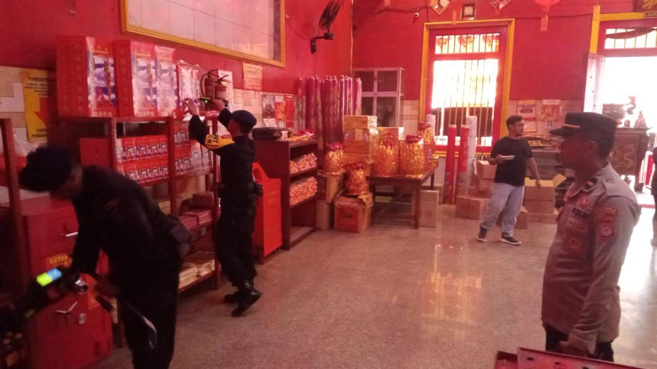 Tim Gegana Sterilisasi Vihara dan Klenteng di Karawang Jelang Tahun ...