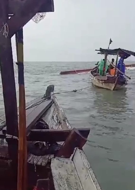 Diterjang Ombak Tinggi Perahu Nelayan Terbalik | Fakta Jabar